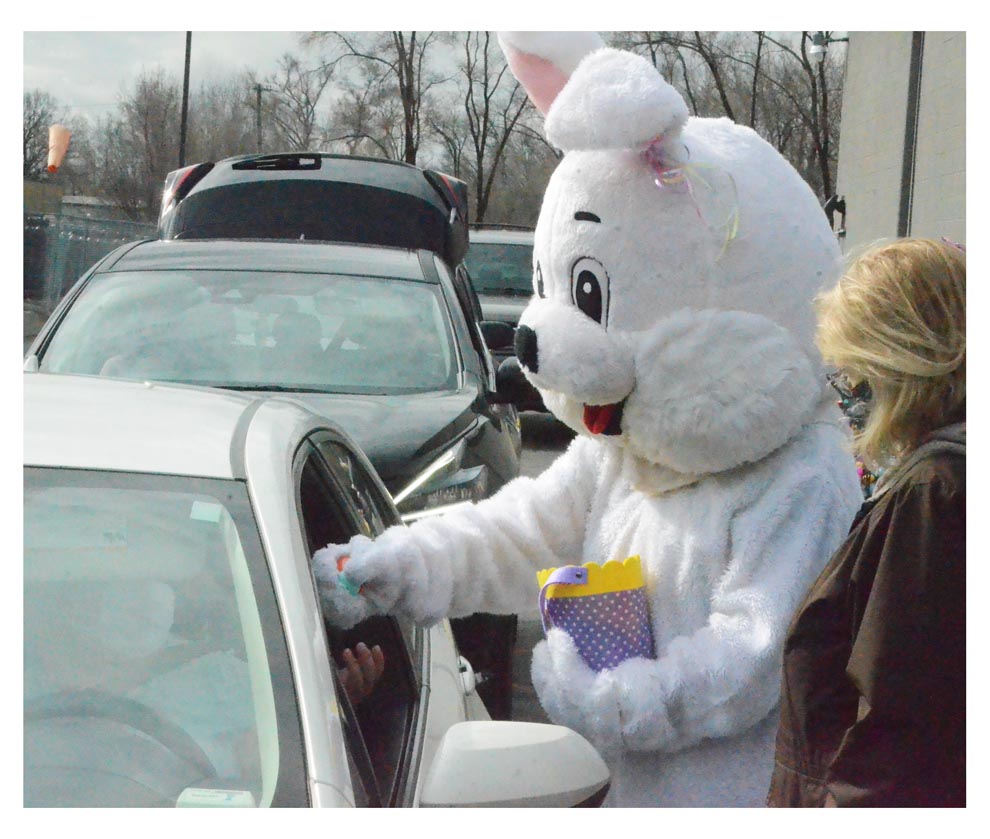 Drive-through Easter basket giveaway at Aurora Interfaith Food Pantry ...