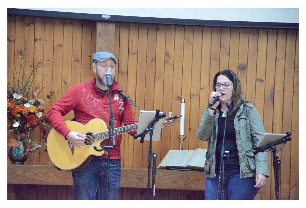 Brian Daniels and Andrea Watson perform at Aurora’s Advent Christian ...